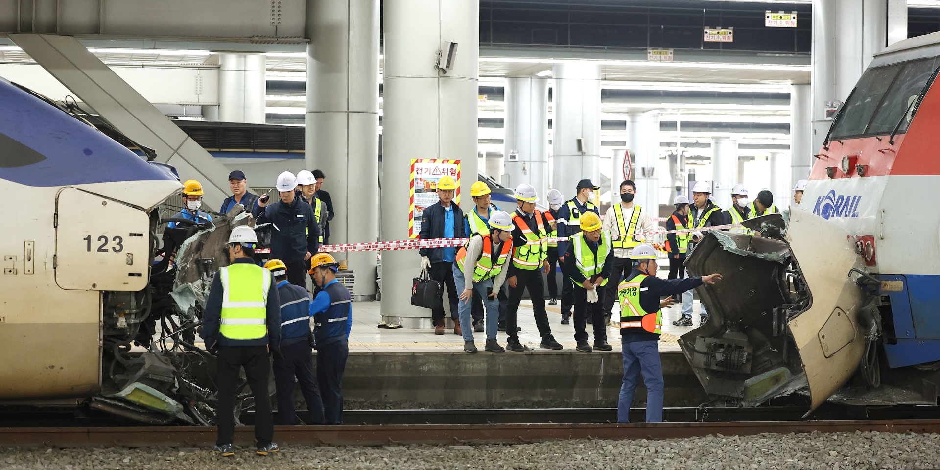 서울역서 KTX-무궁화호 충돌..승객 전원 하차