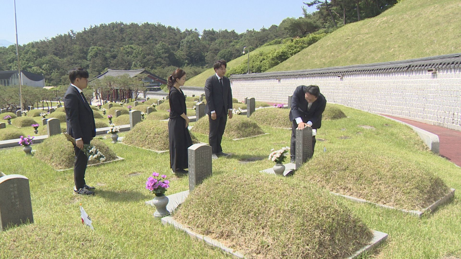 이준석 대표, 5·18 995기 묘역 참배..."헌법에 5·18 정신 담아야"