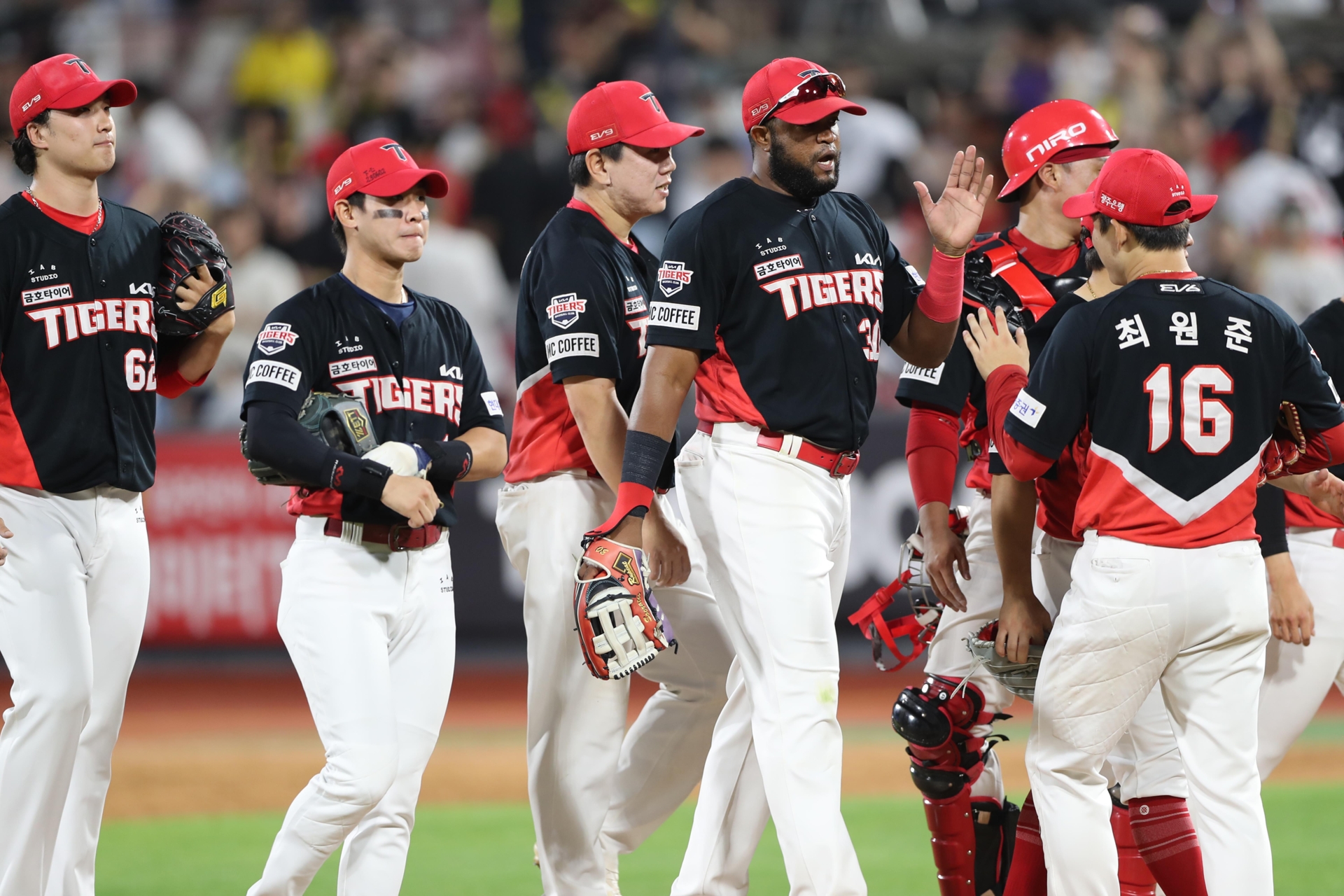 KIA Tigers Sweep Three-Sport Collection for Suwon: Strengthening Their Lead in Skilled Baseball ...